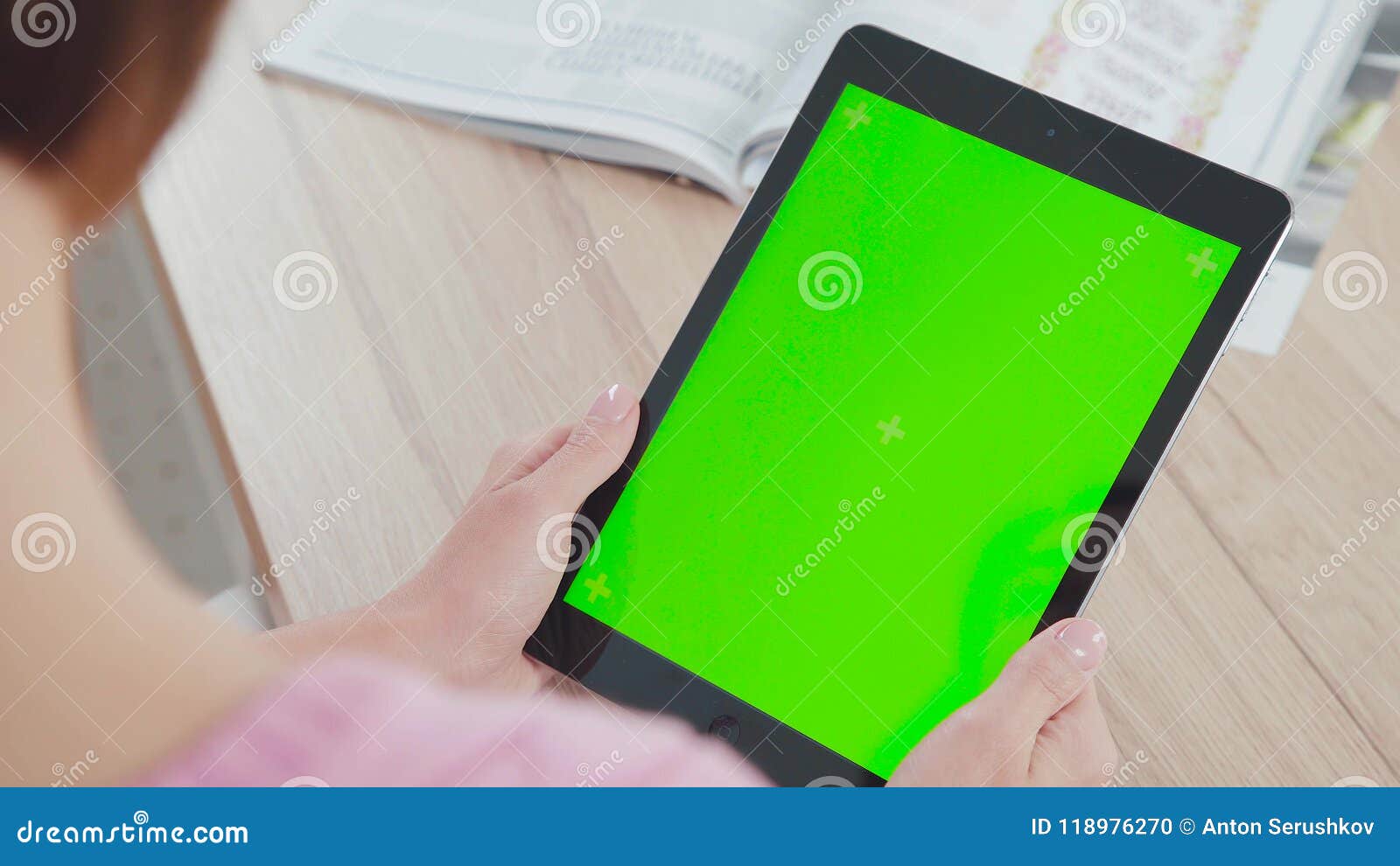 Lavorando Con Un Computer Della Compressa: Schermo Verde E Una ...