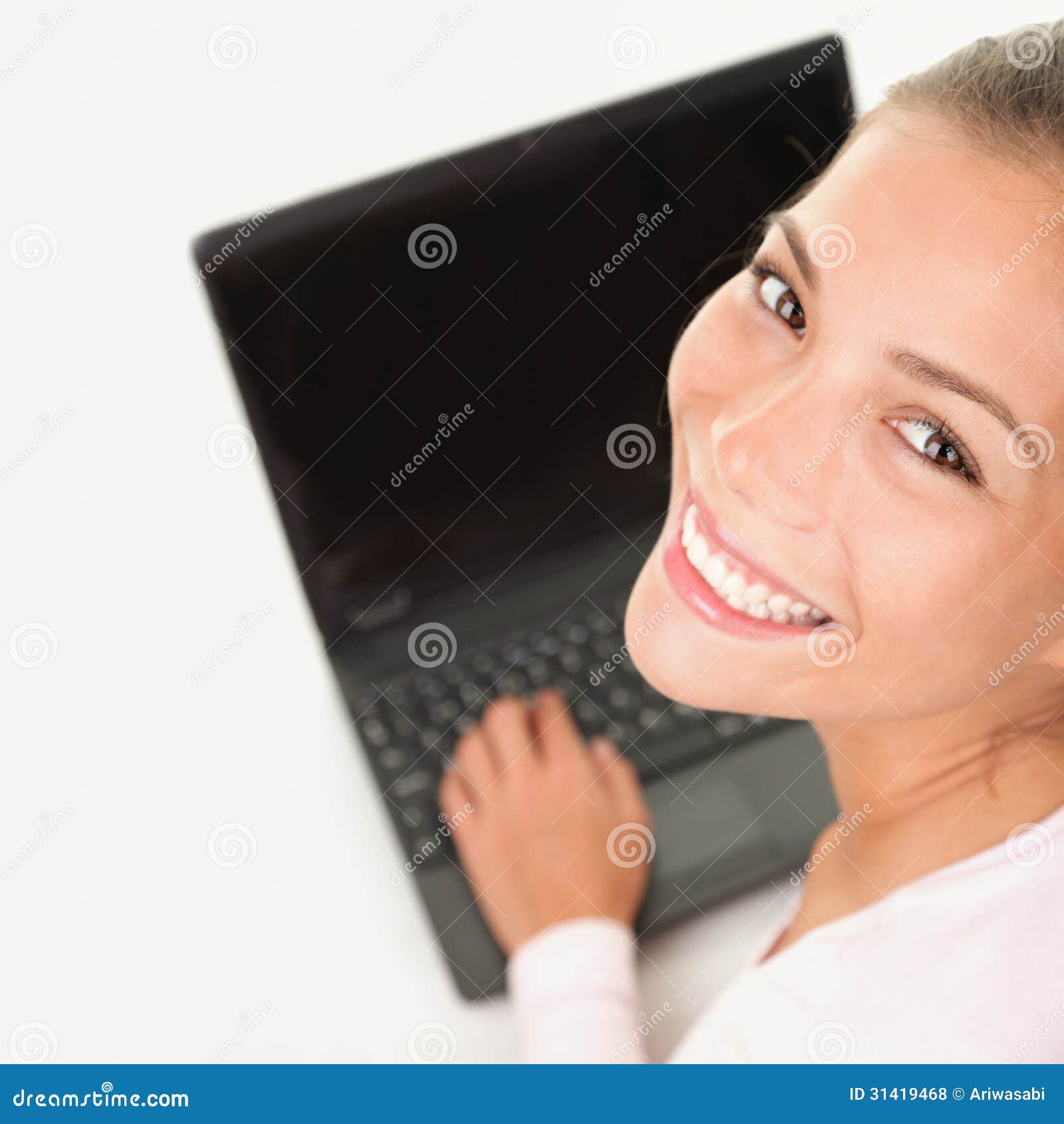 Lavorare Sorridente Della Donna Del Computer Portatile Al Pc Del ...