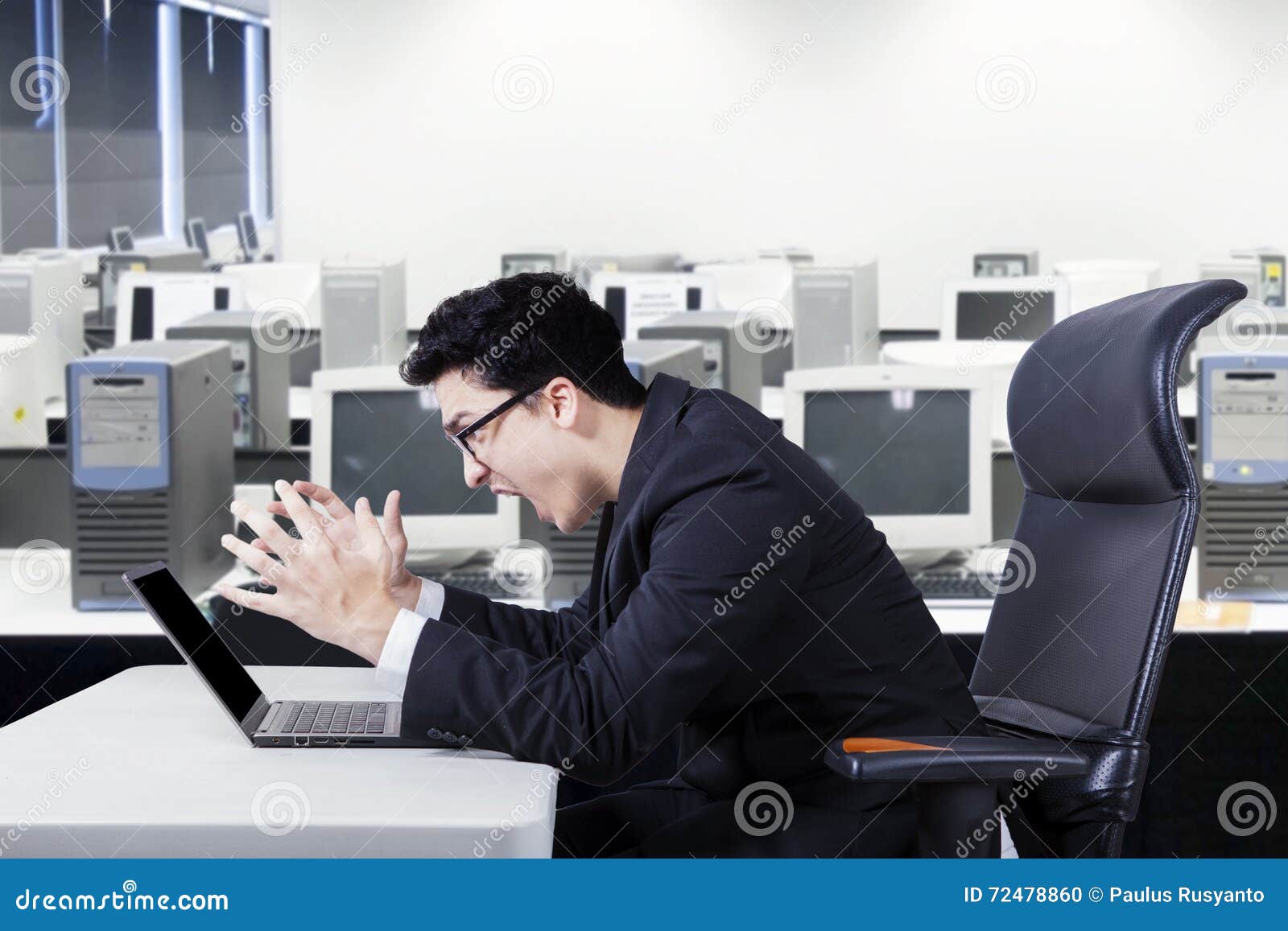 Lavoratore Che Grida Sul Computer Portatile Fotografia Stock - Immagine ...