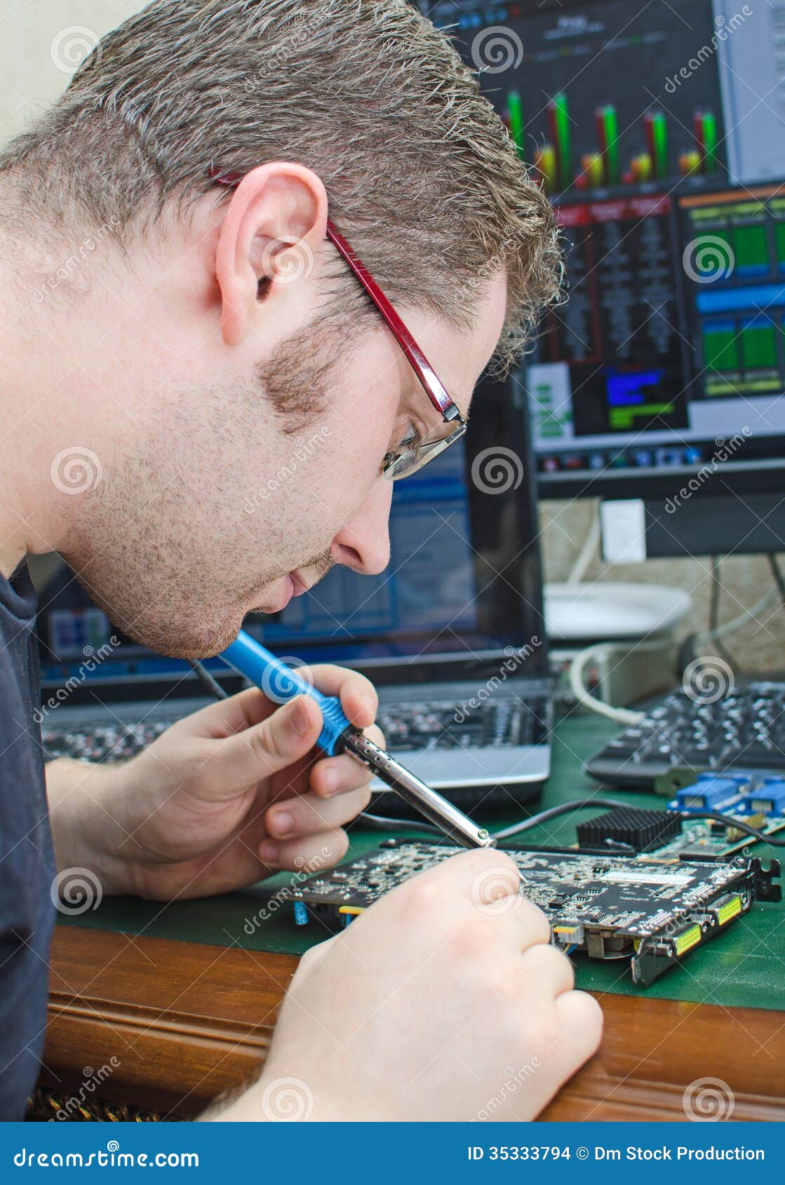 Lavoratore Che Ripara Il Materiale Informatico Fotografia Stock ...