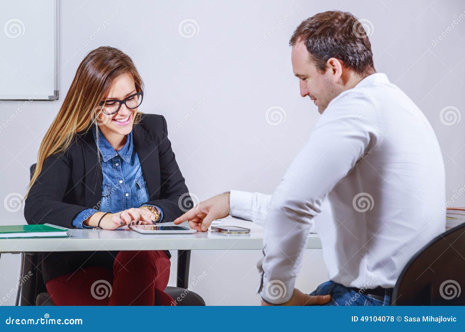 Lavoro Creativo Con La Compressa Fotografia Stock - Immagine di ...