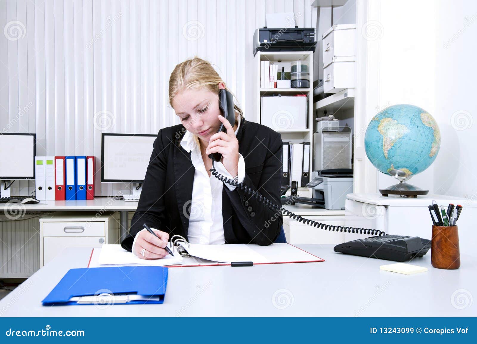 Lavoro d'ufficio immagine stock. Immagine di note, donna - 13243099