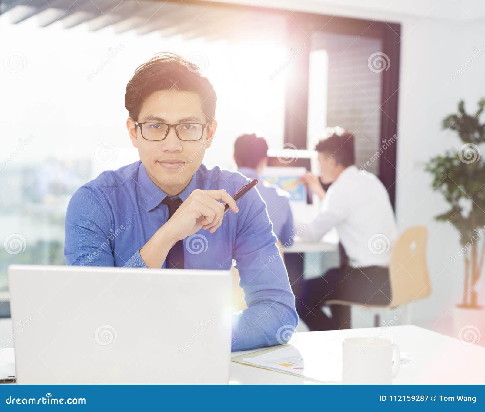 Lavoro Dell'uomo Di Affari In Ufficio Sul Computer Immagine Stock ...