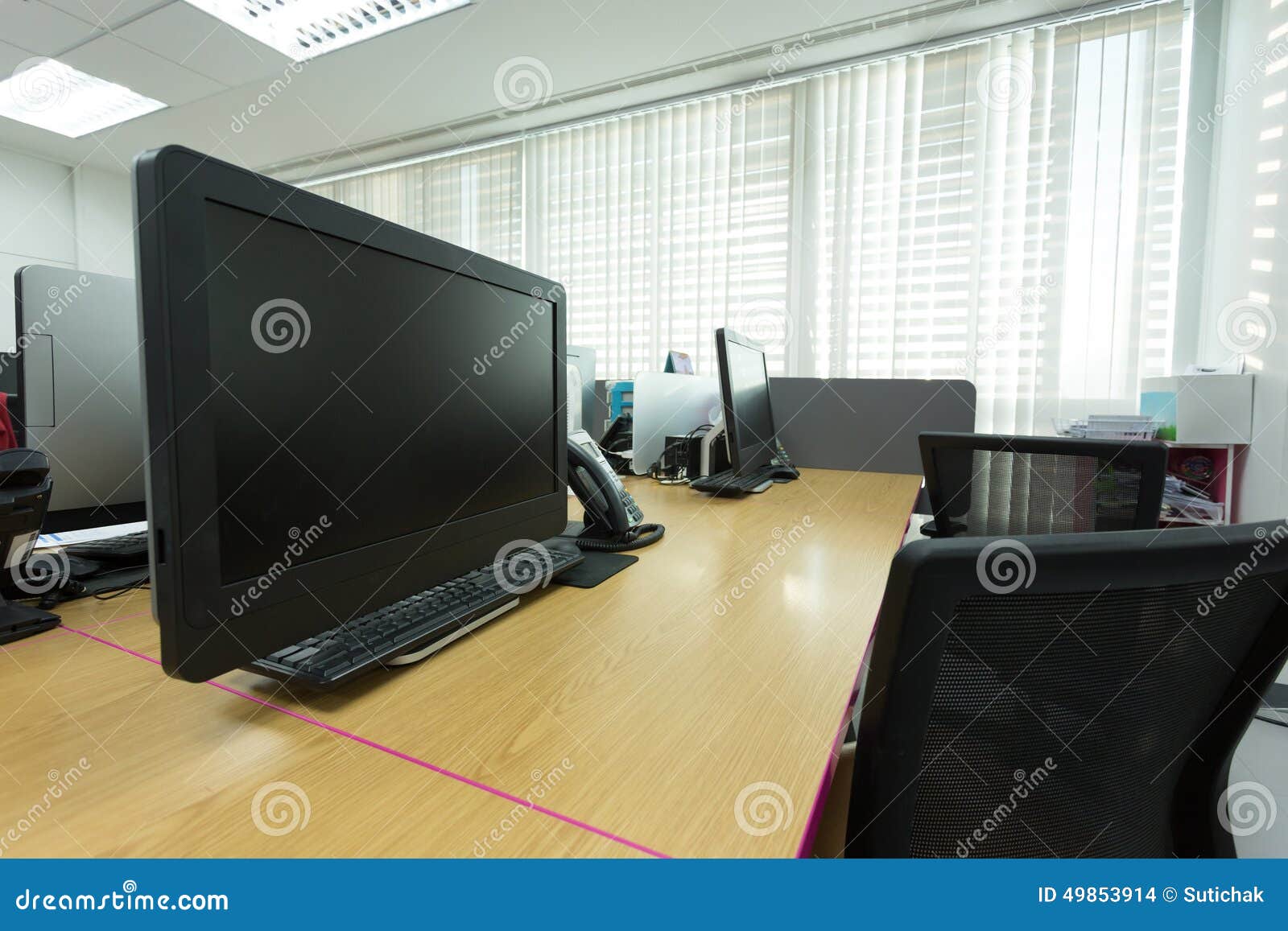 Lavoro Della Tabella in Ufficio Con Il Computer Nero Fotografia Stock ...