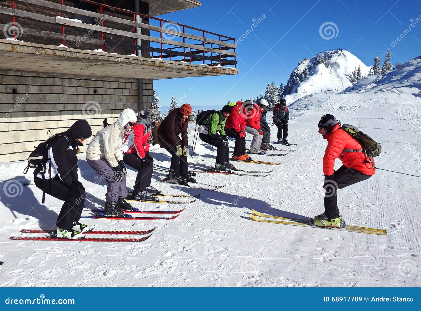 Leçons de ski image stock éditorial. Image of matériel - 68917709