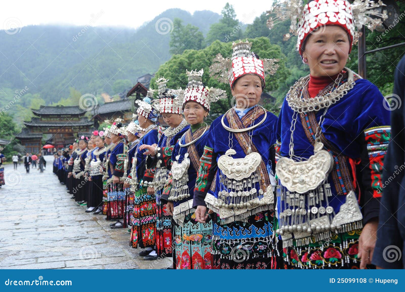 Le anziane cinesi di miao fotografia stock editoriale. Immagine di ...