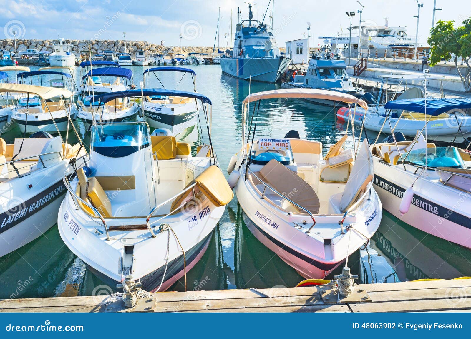 Le barche per noleggio fotografia editoriale. Immagine di europa - 48063902