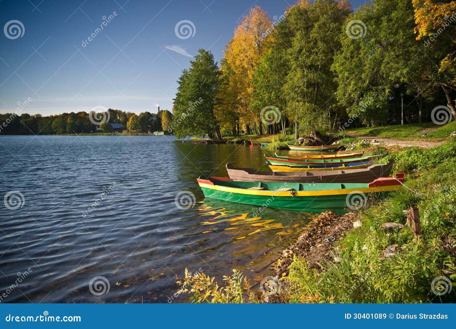 Le Barche Si Avvicinano Al Lago Immagine Stock - Immagine di caduta ...