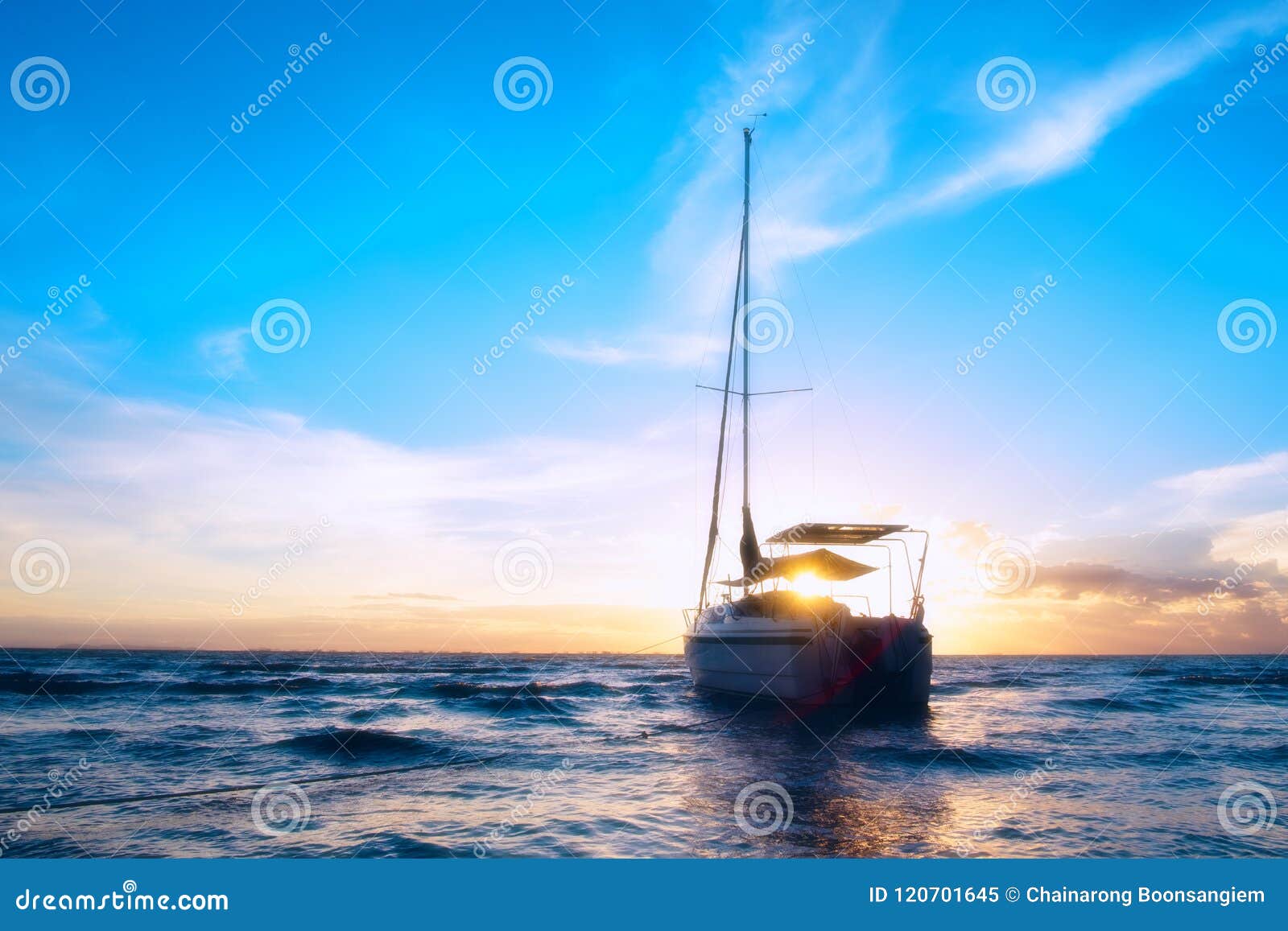 Le bateau sur la mer image éditorial. Image du océan - 120701645
