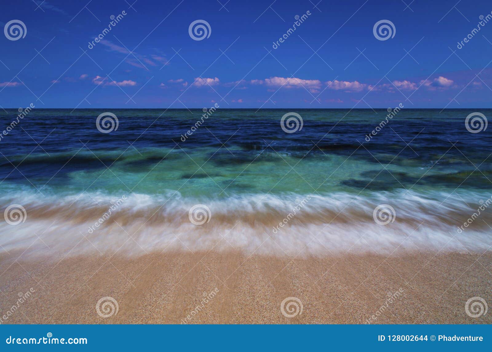 Le Beau Paysage Avec La Mer Ondule Sur La Plage Photo stock - Image du ...