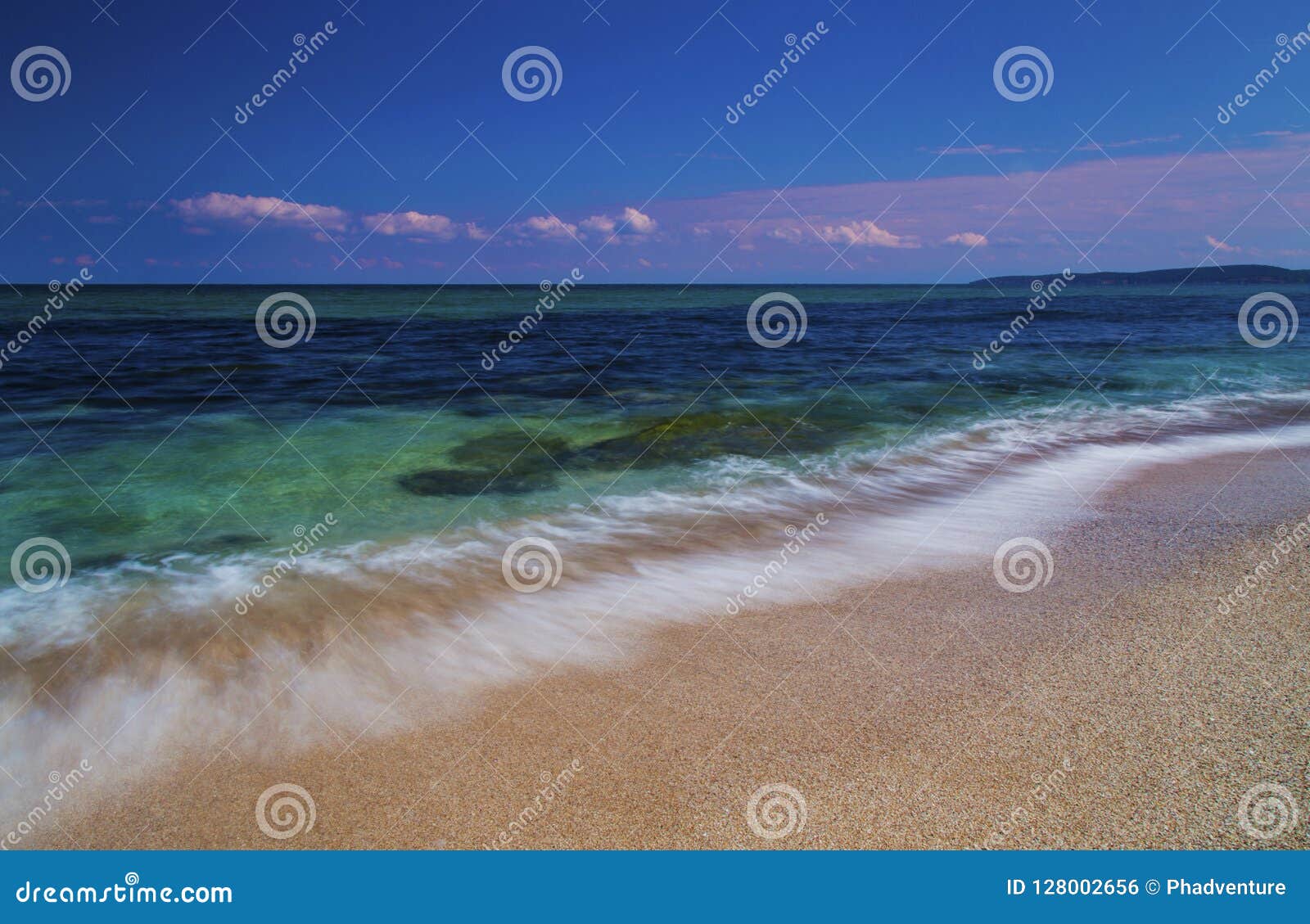 Le Beau Paysage Avec La Mer Ondule Sur La Plage Photo stock - Image of ...