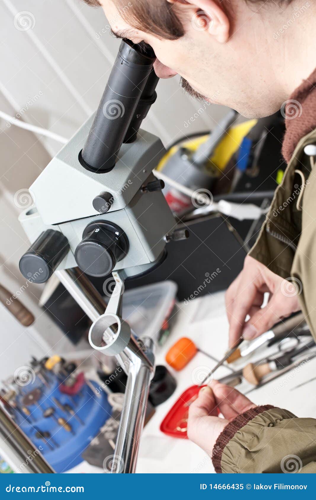 Le Bijoutier Travaille Avec Le Microscope Image stock - Image du homme ...