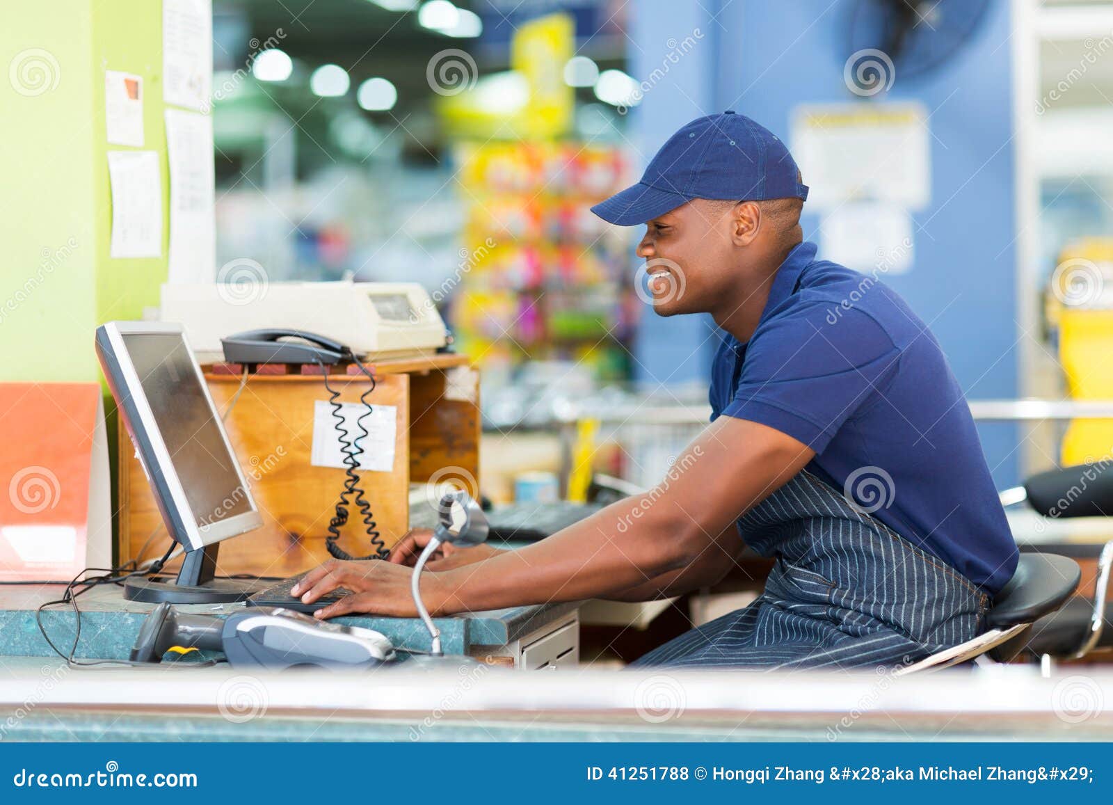Le Caissier Africain Labourent Le Point Photo stock - Image of contrôle ...