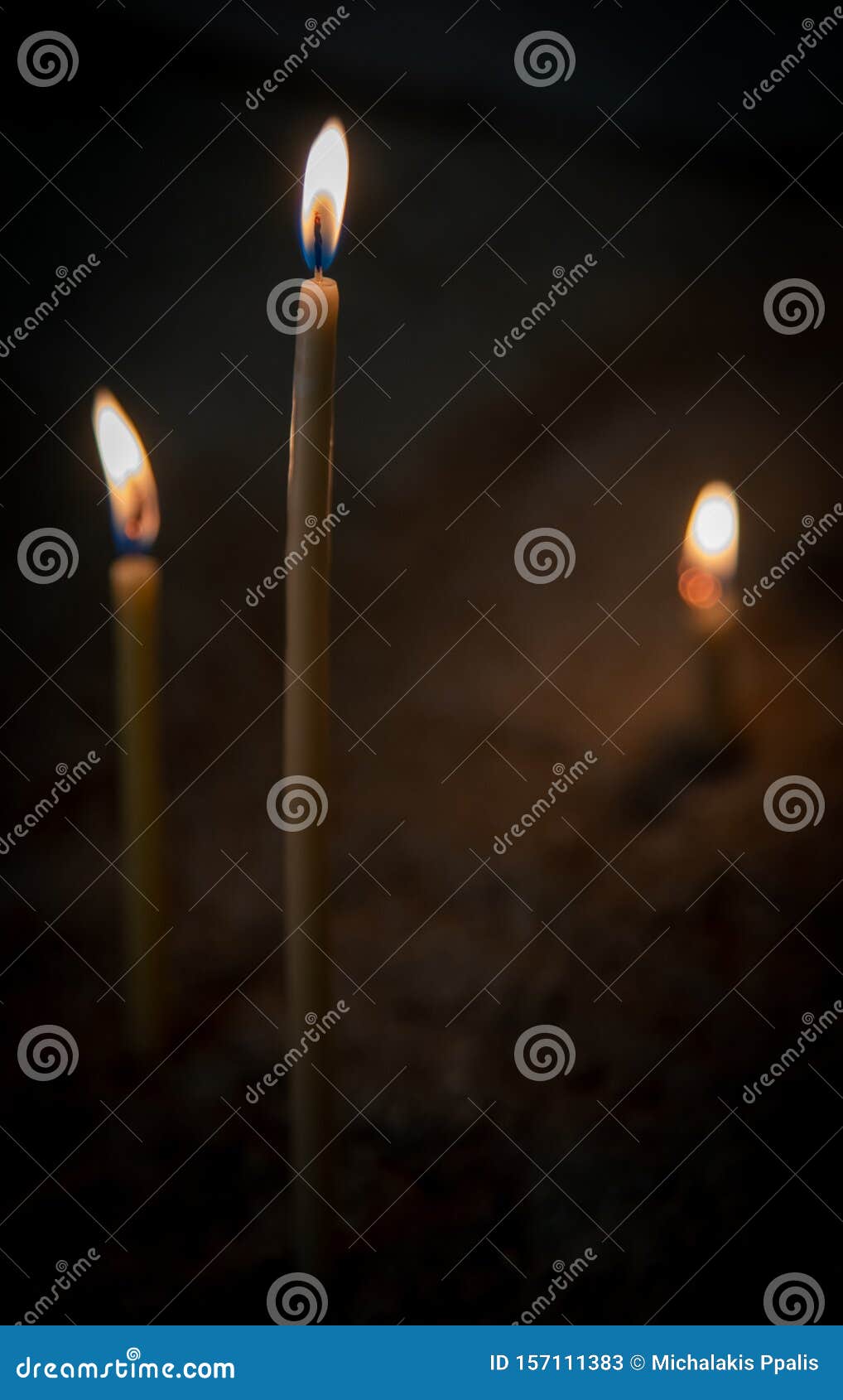 Le Candele Accese in Una Chiesa Immagine Stock - Immagine di fiamme ...