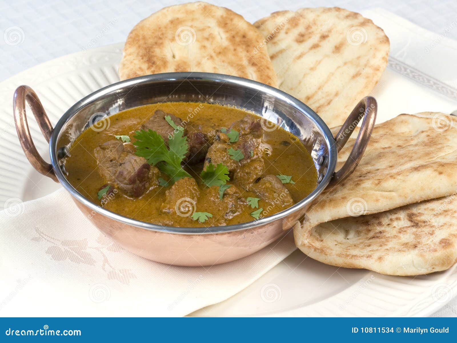 Le Cari a Servi Avec Du Pain De Naan Photo stock - Image du pain, cari ...