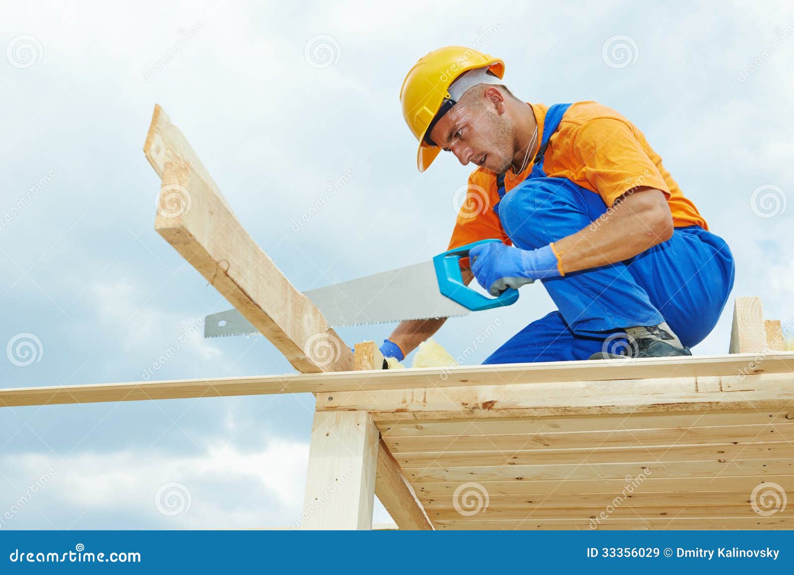 Le Charpentier Travaille Avec La Scie De Main Image stock - Image du restauration, bardeau: 33356029