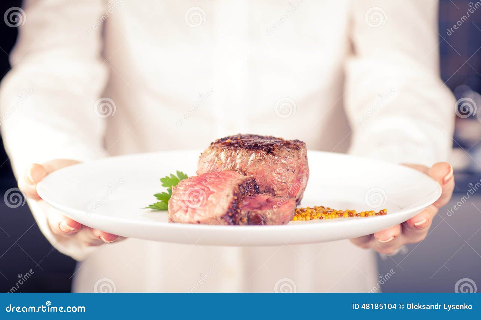 Le chef garde un plat photo stock. Image du coupure, gril - 48185104