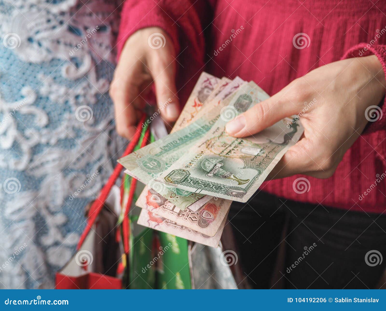 Le Client Paye Le Comptant De Factures Des EAU De Dirhams Tout En ...