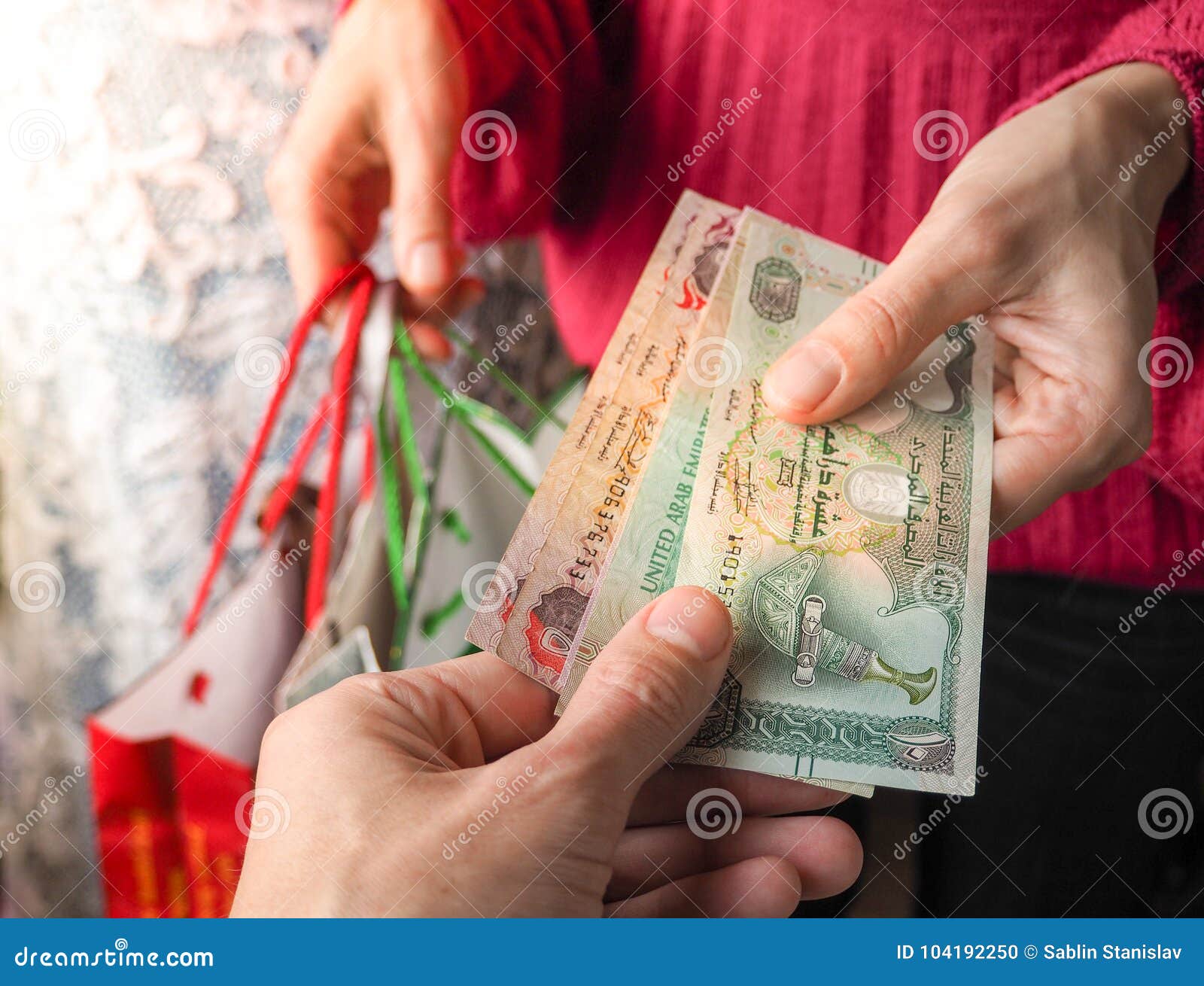 Le Client Paye Le Comptant De Factures Des EAU De Dirhams Tout En ...