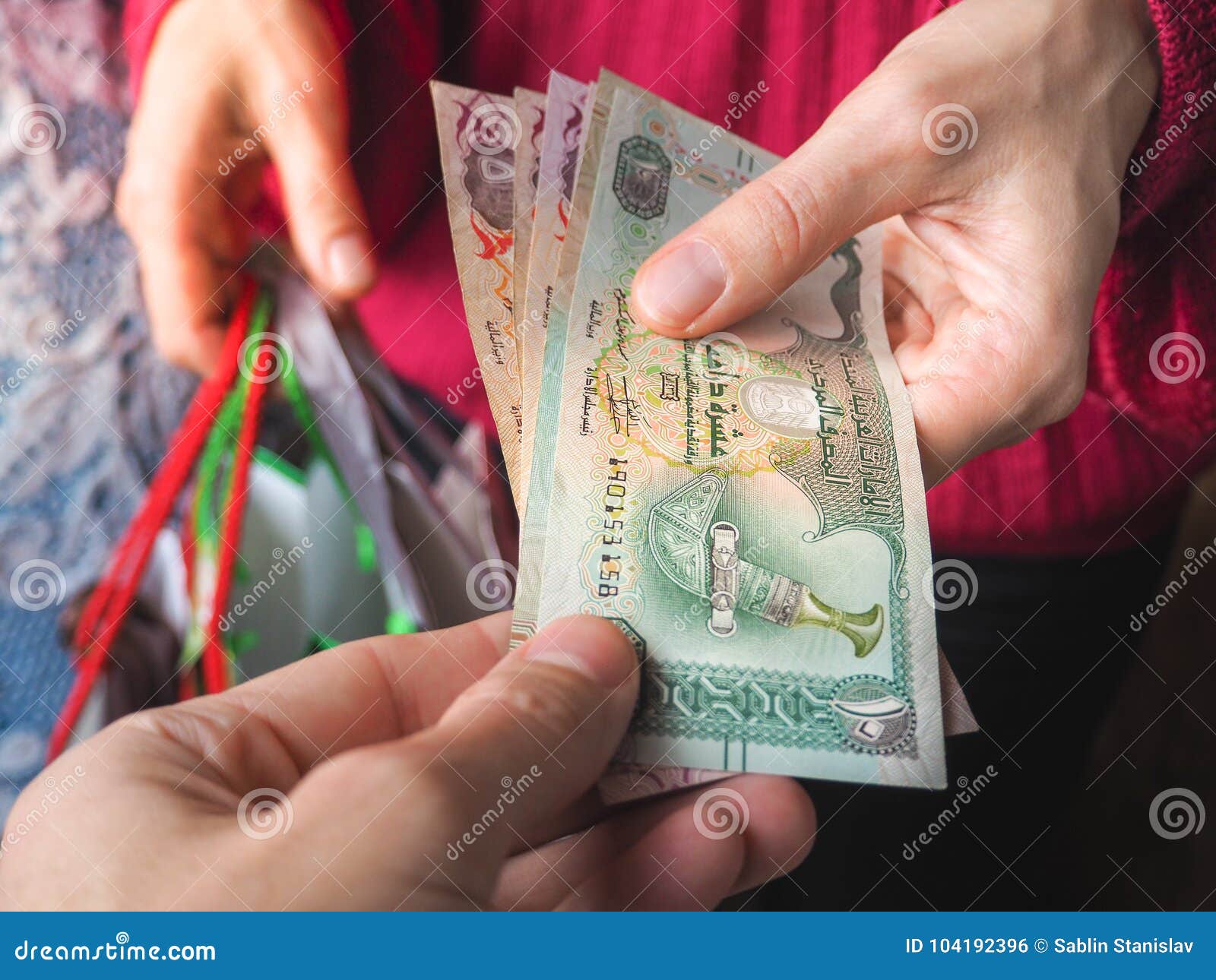 Le Client Paye Le Comptant De Factures Des EAU De Dirhams Tout En ...