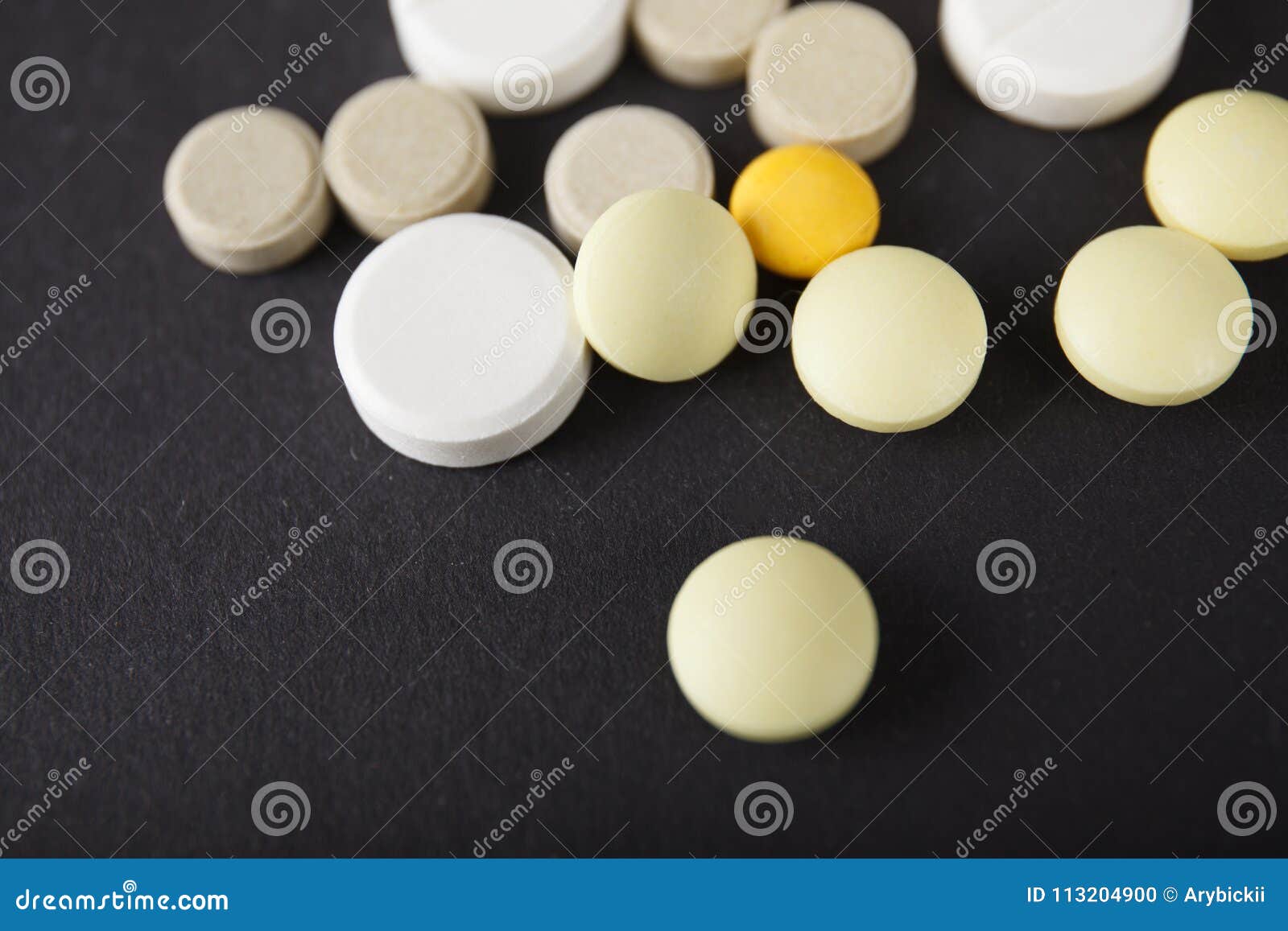 Le Compresse E Le Capsule Sono Sparse Sulla Tavola Fotografia Stock ...