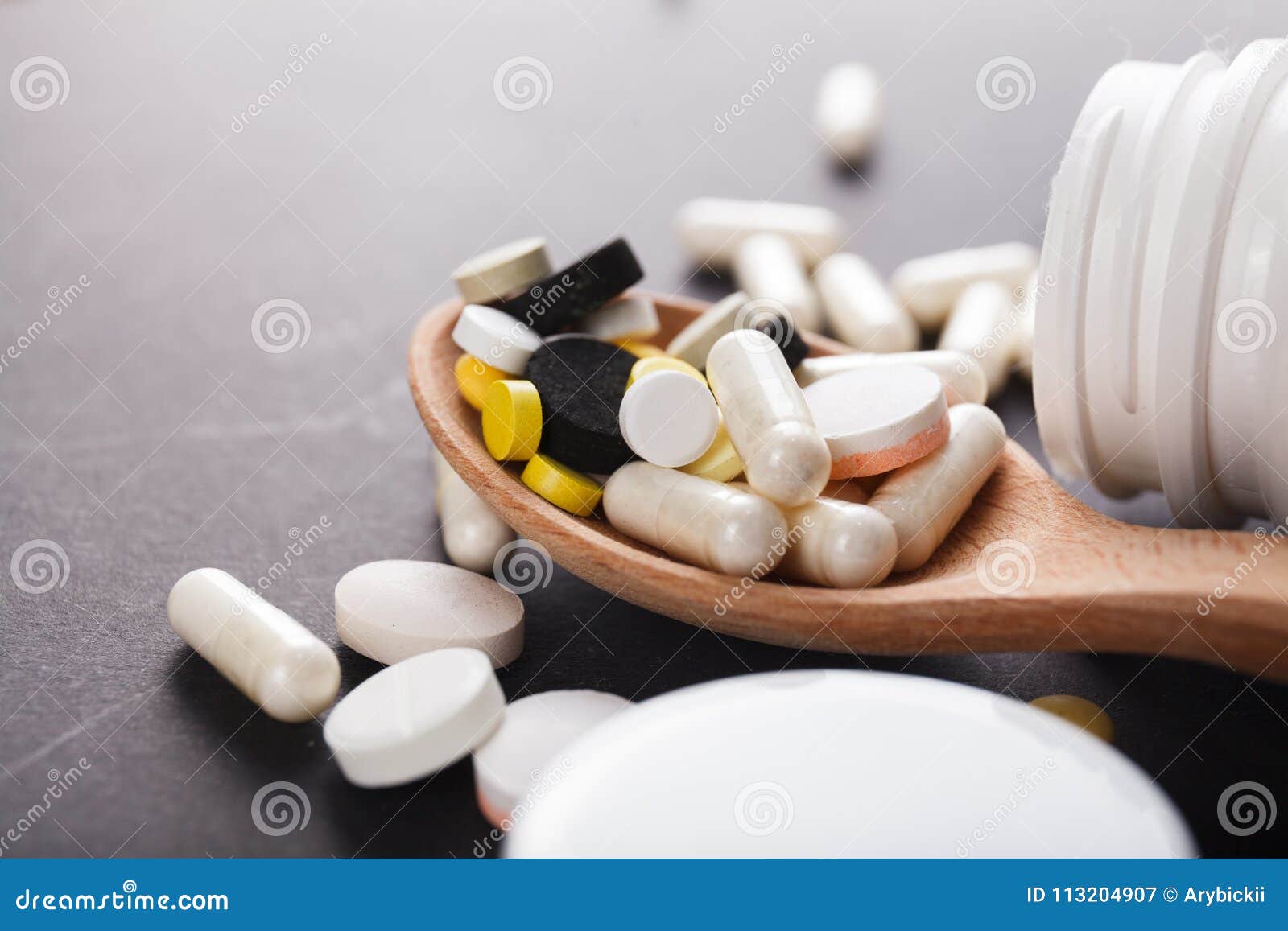 Le Compresse E Le Capsule Sono Sparse Sulla Tavola Immagine Stock ...