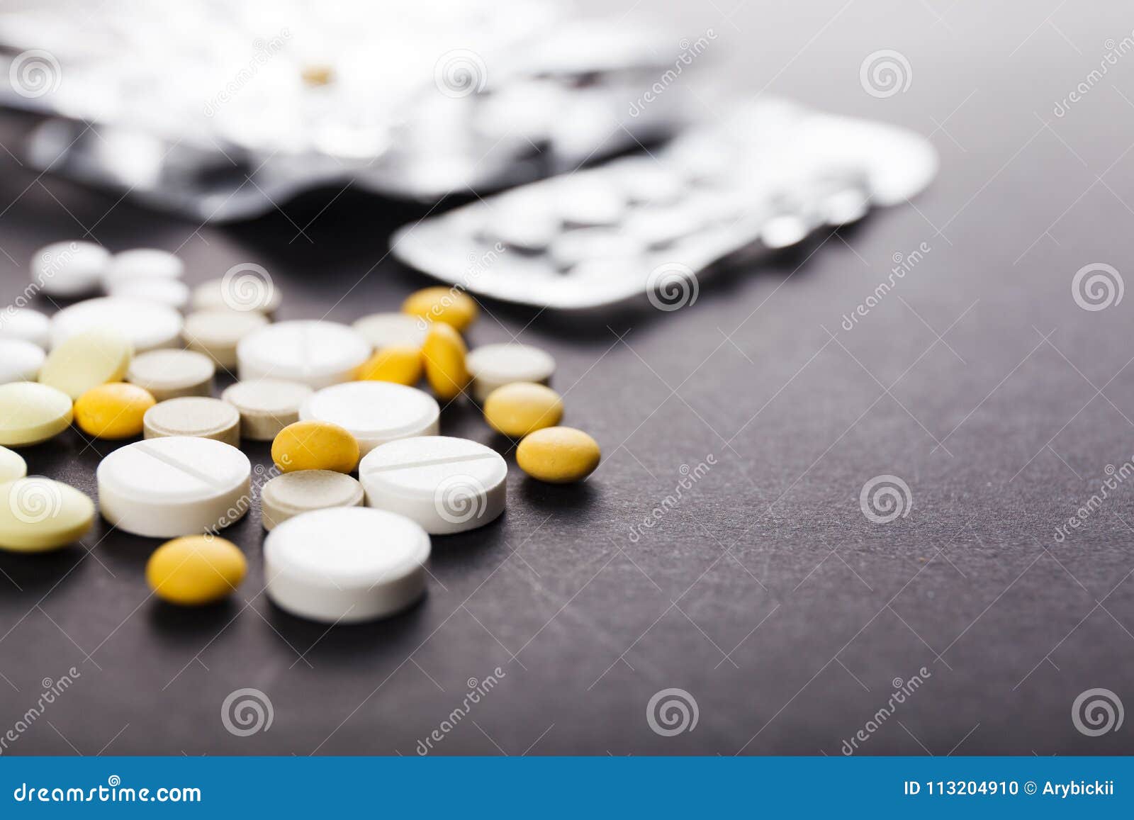 Le Compresse E Le Capsule Sono Sparse Sulla Tavola Fotografia Stock ...