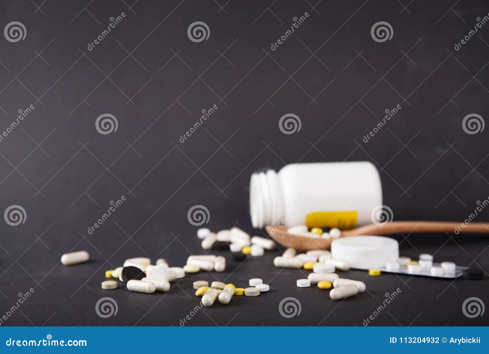 Le Compresse E Le Capsule Sono Sparse Sulla Tavola Fotografia Stock ...