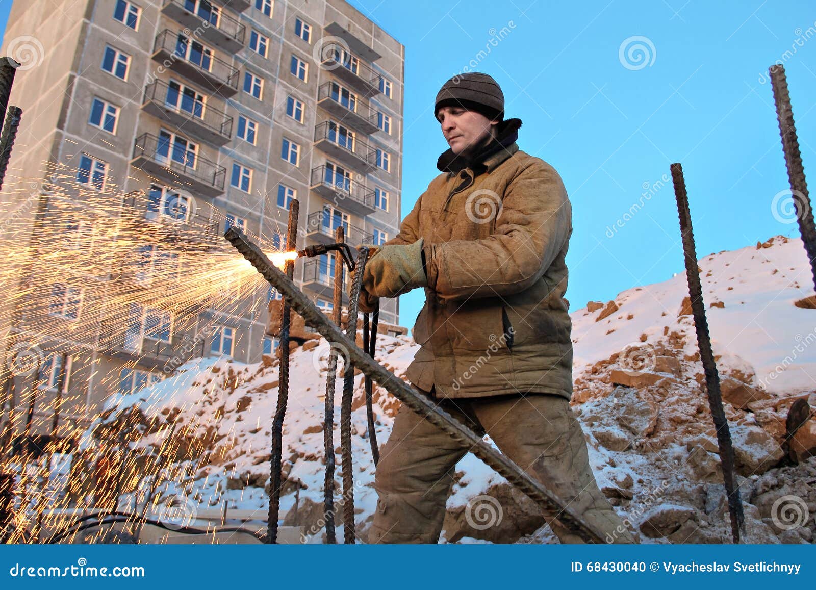Le Constructeur Effectue Le Travail De Soudure Au Chantier De ...