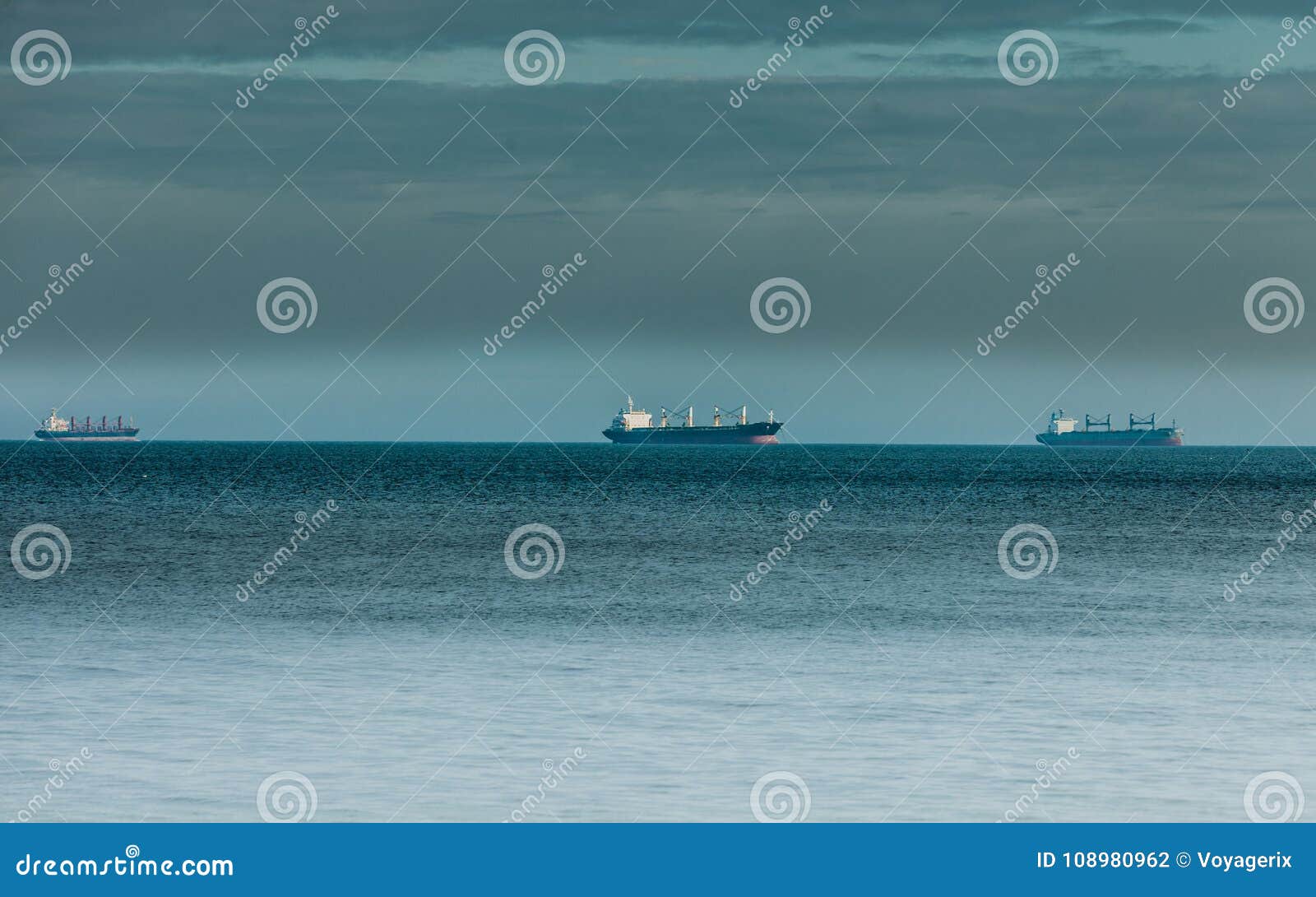 Le Conteiner De Cargaison Embarque La Navigation Dans L'eau Immobile ...