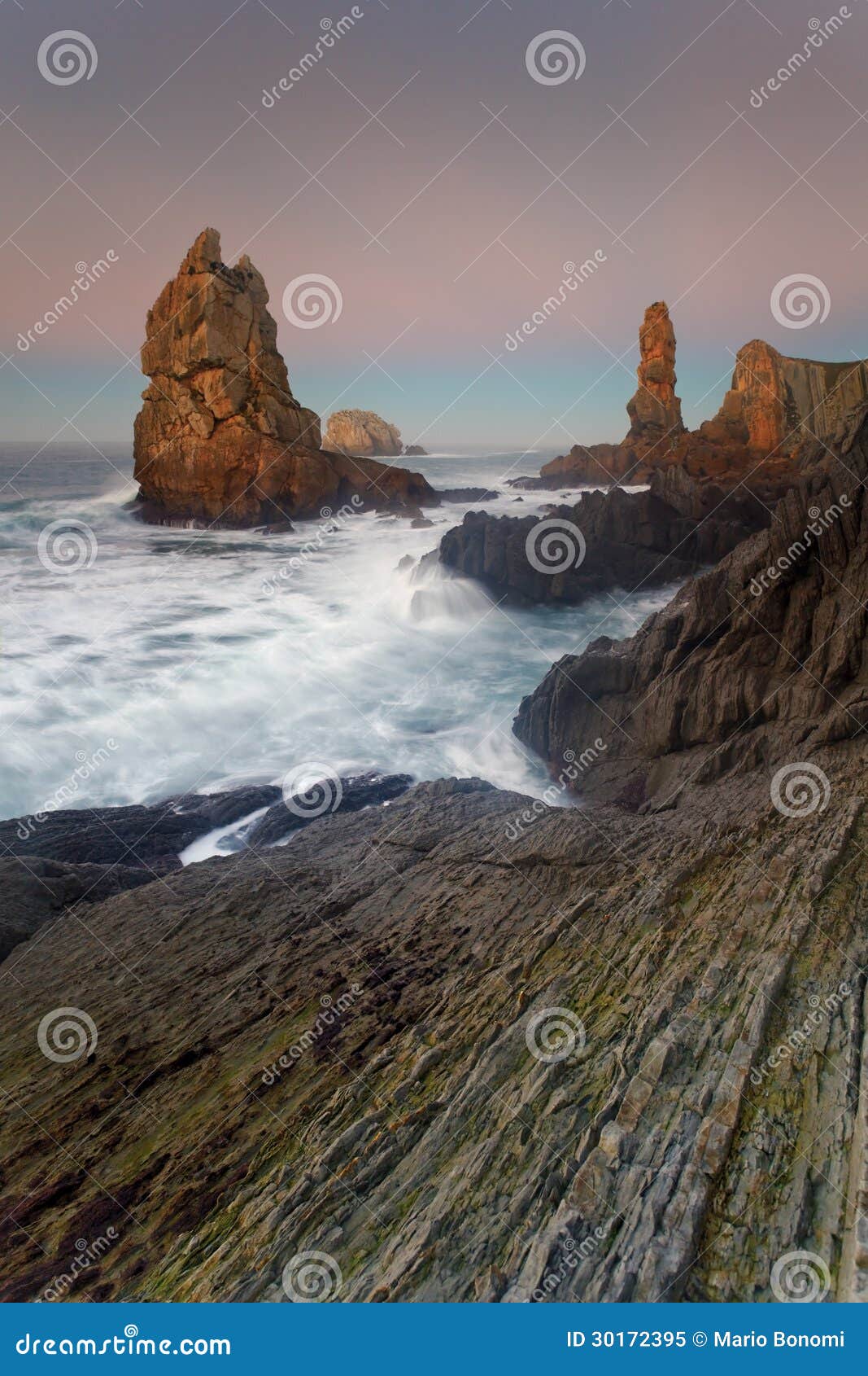 Le coste rocciose immagine stock. Immagine di vista, europa - 30172395