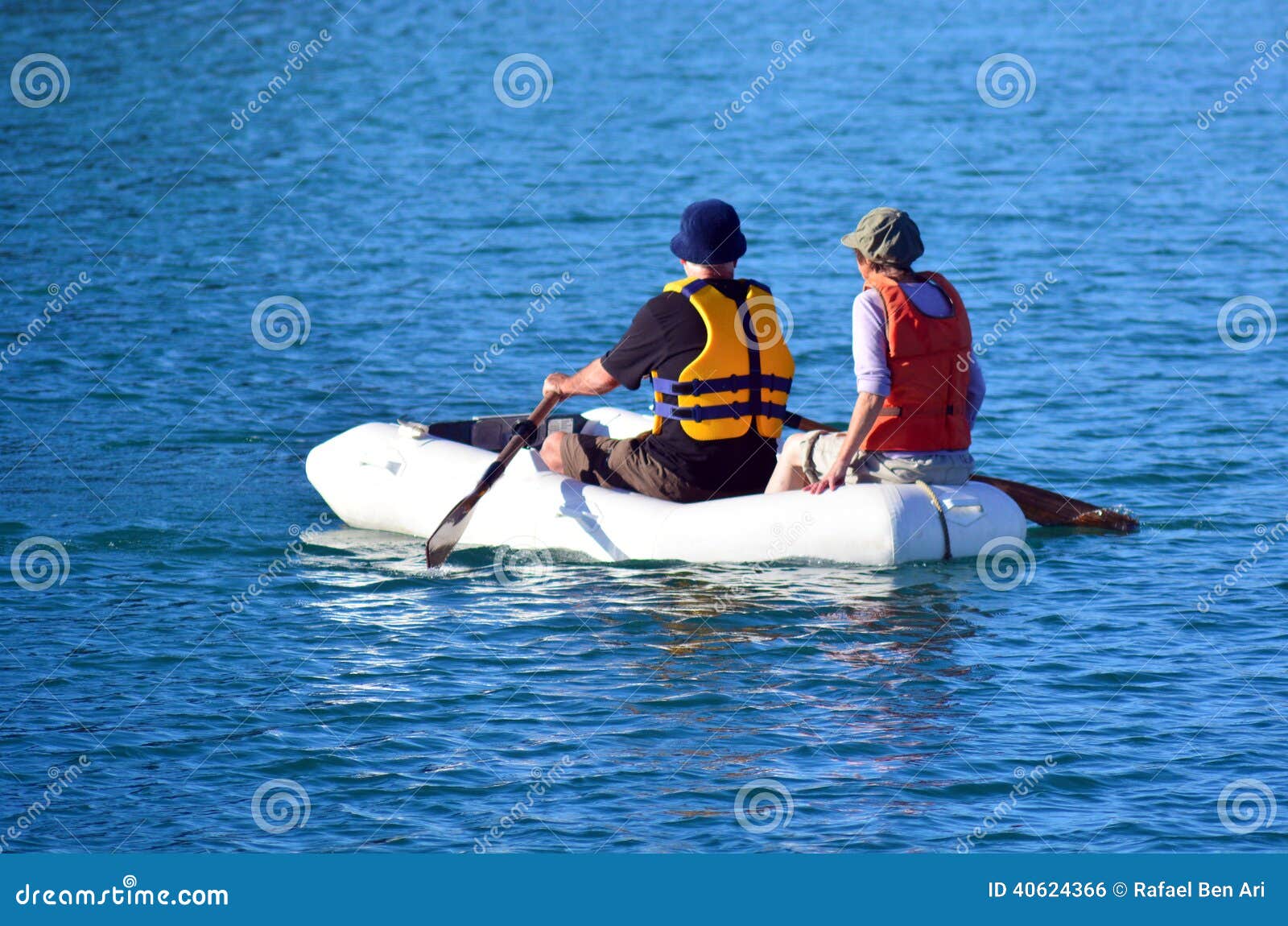 Le Couple Rame Le Bateau De Canot Photo stock - Image du exercice, neuf ...