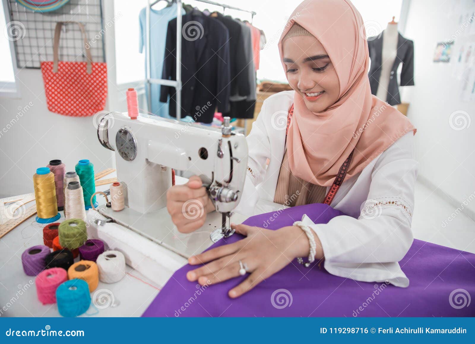 Le Couturier Font Un Costume Photo stock - Image du beauté, couturière ...