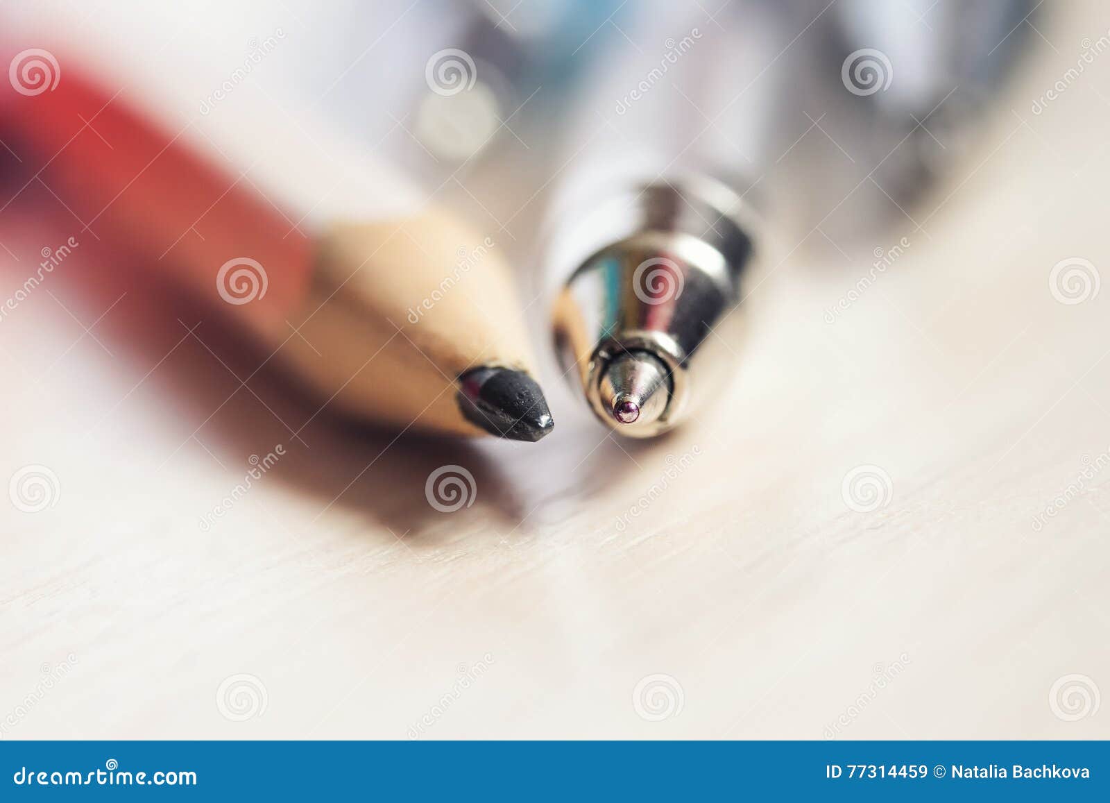 Le Crayon De Stylet Et Un Stylo Sont Sur La Table Image stock - Image ...