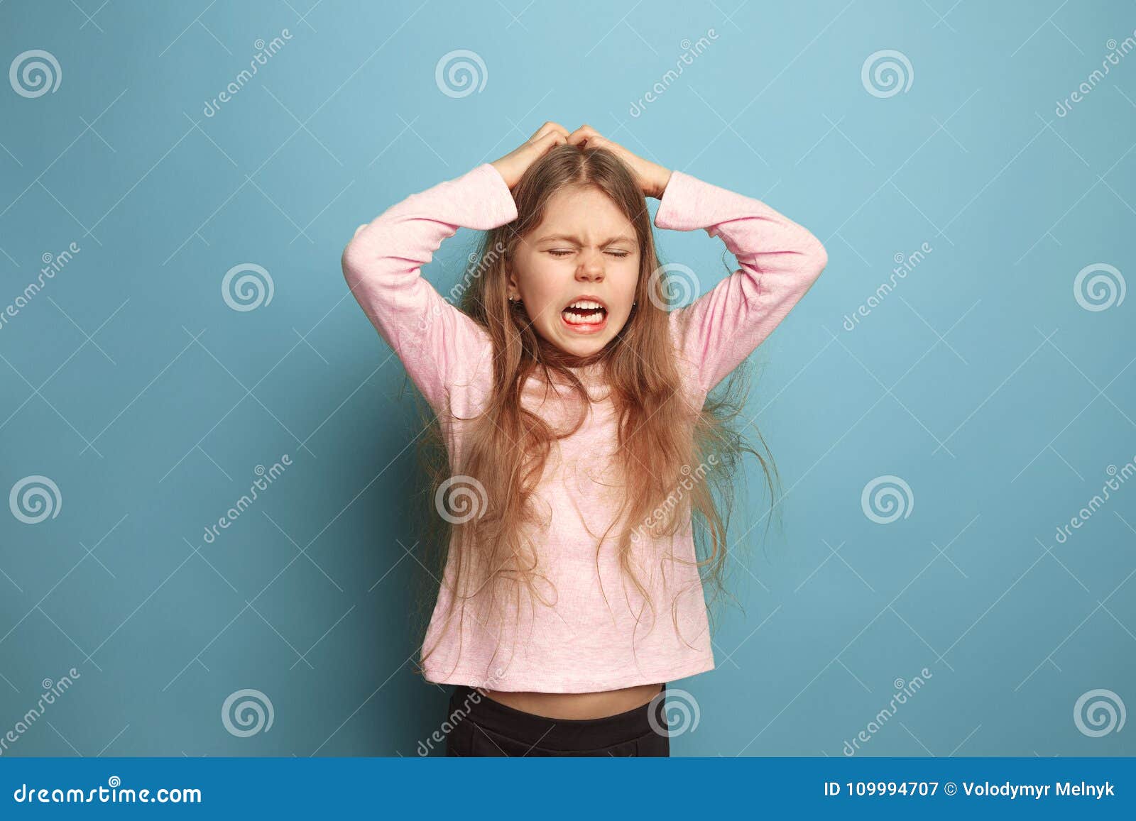 Le Cri Fille De Ladolescence Sur Un Fond Bleu Concept Démotions D