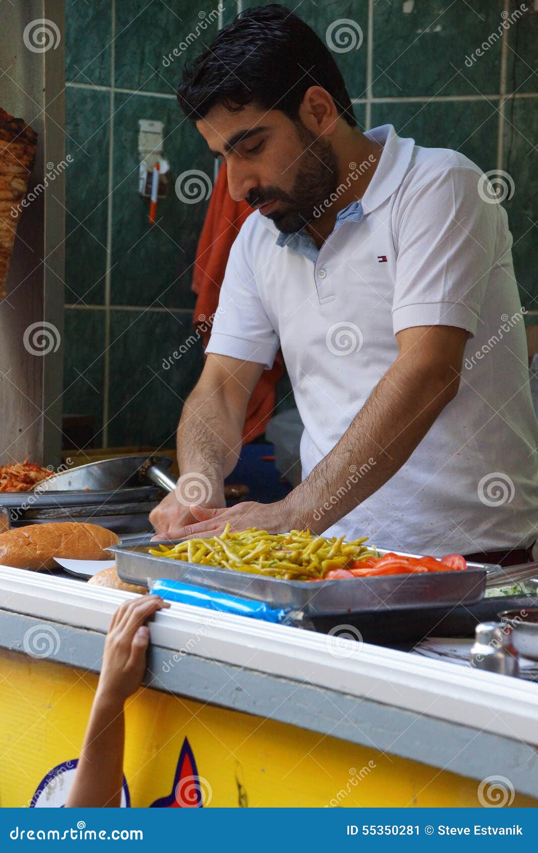 Le Cuisinier Vend Le Chiche-kebab De Doner Photo éditorial - Image du ...