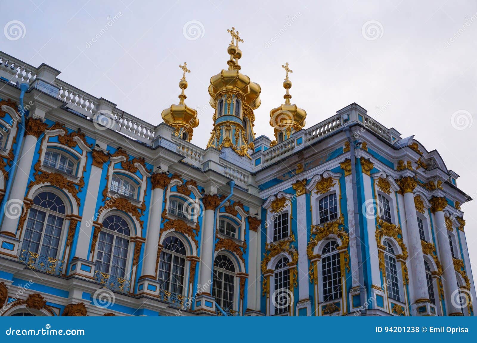 Le cupole dorate fotografia stock editoriale. Immagine di spinello ...