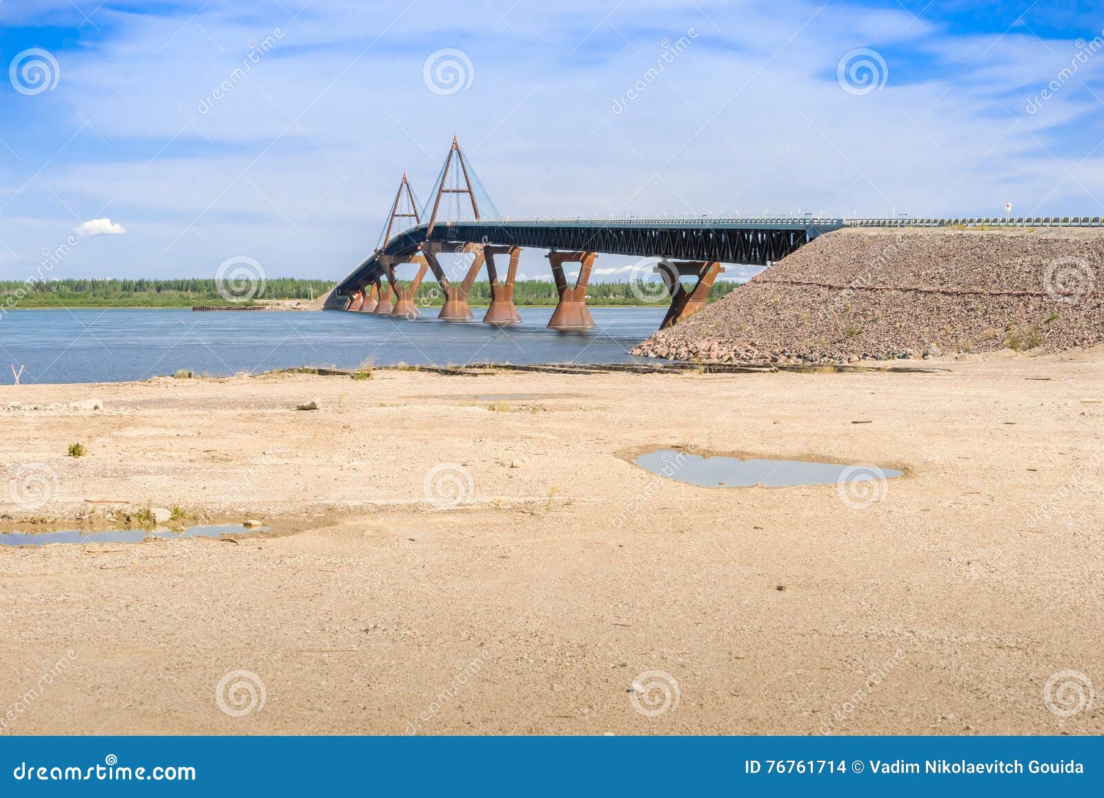 Le Deh Cho Bridge - Mackenzie River Photo stock - Image du cascades ...