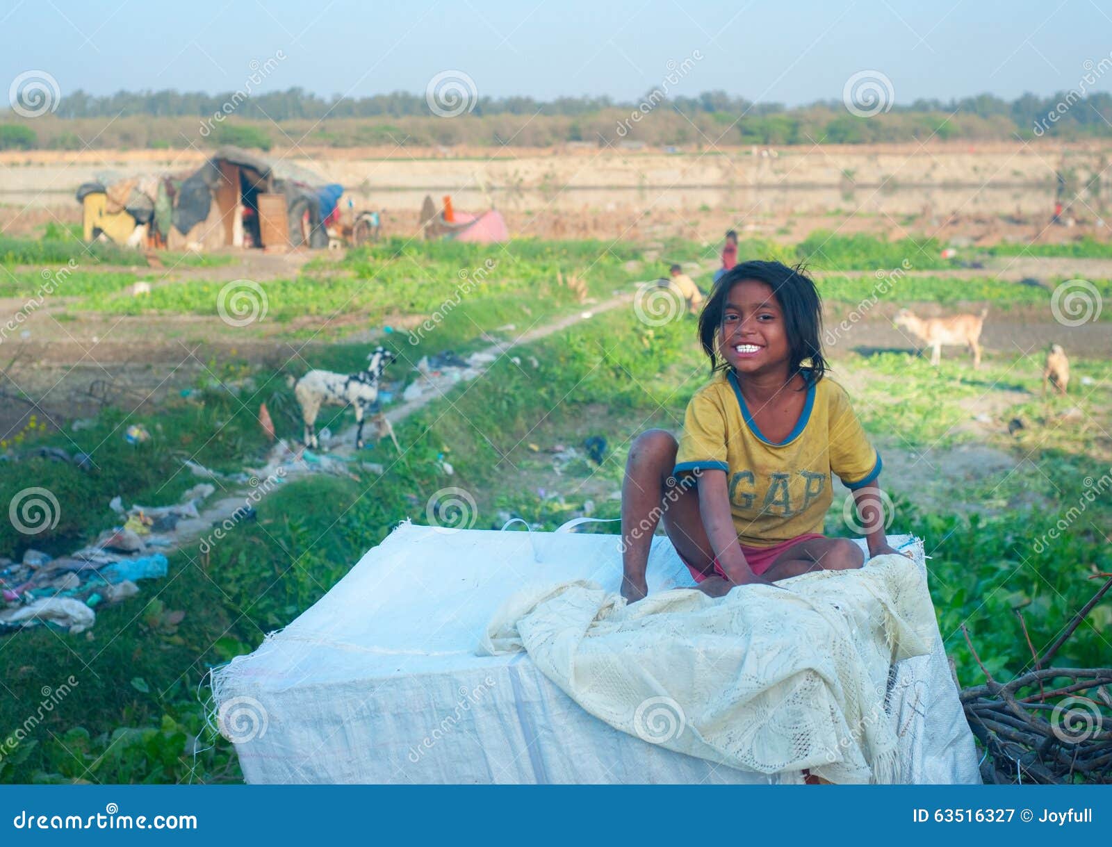 Le Den Fattiga Indiska Flickan Redaktionell Arkivbild - Bild av familj ...