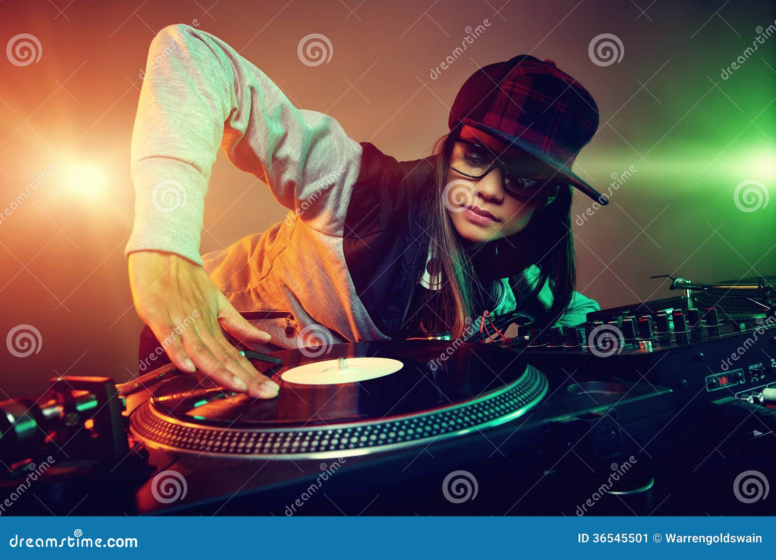 Le DJ à la mode image stock. Image du appréciez, écouteurs - 36545501