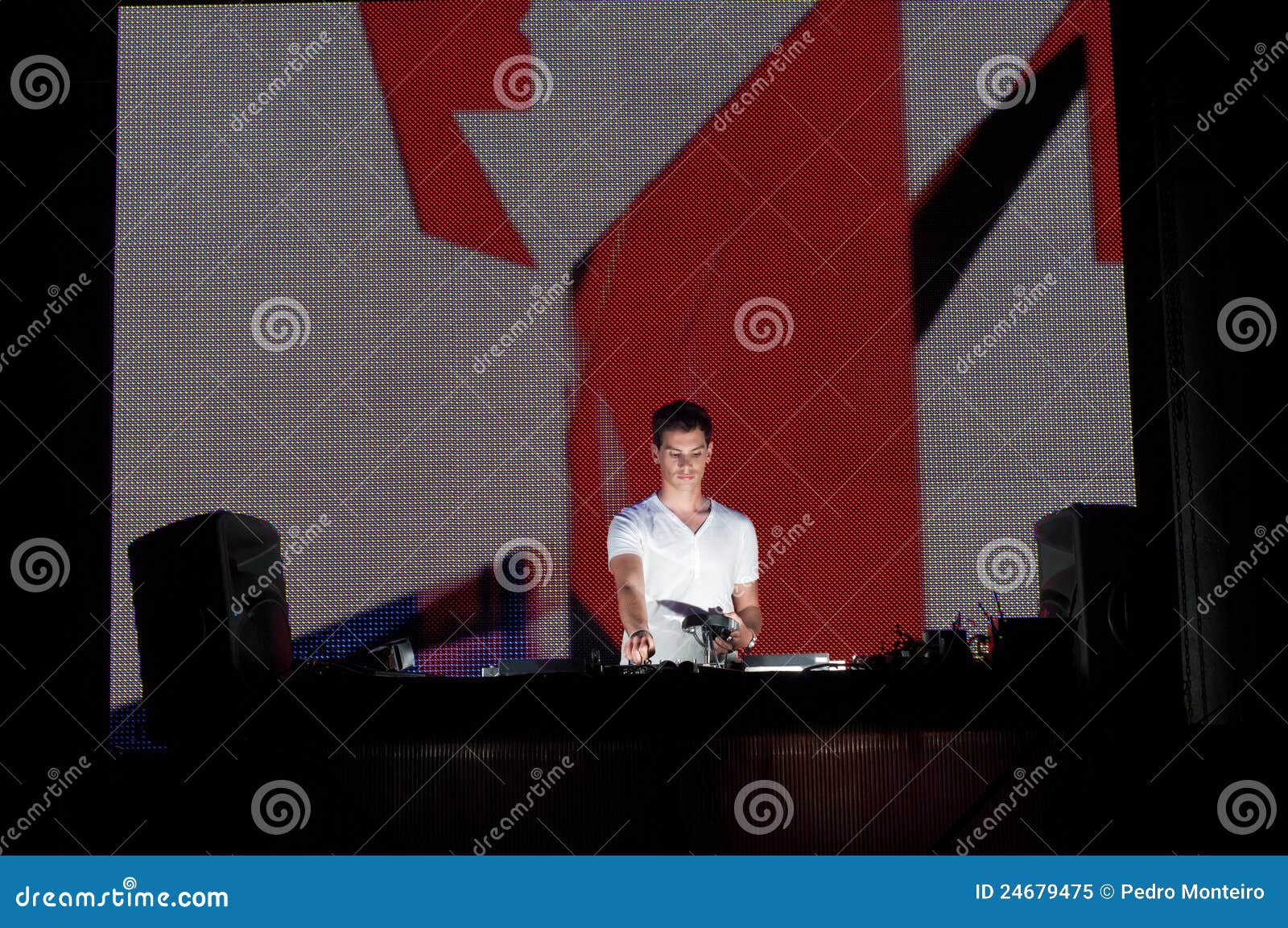 Le DJ dans l'action image stock. Image du concert, loisirs - 24679475