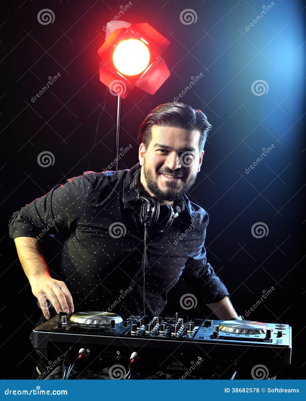Le DJ jouant la musique photo stock. Image du boutons - 38682578