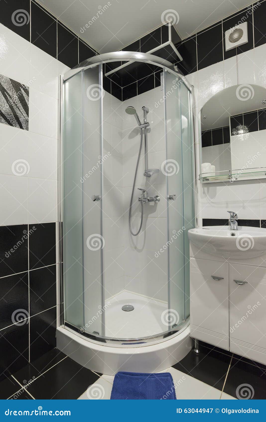 Le Docce Interne Con Le Toilette Sono in Bianco E Nero Immagine Stock ...