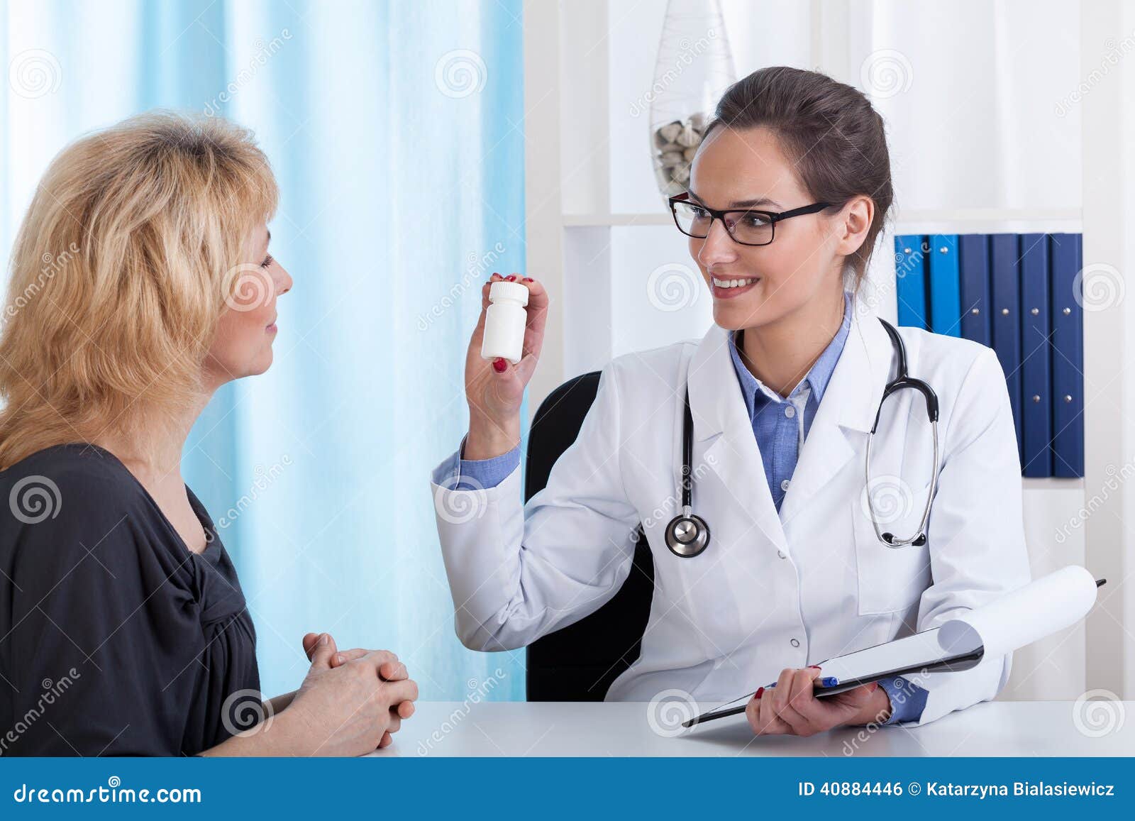 Le Doktorn Som Ger Preventivpillerar Till En Patient Arkivfoto - Bild ...