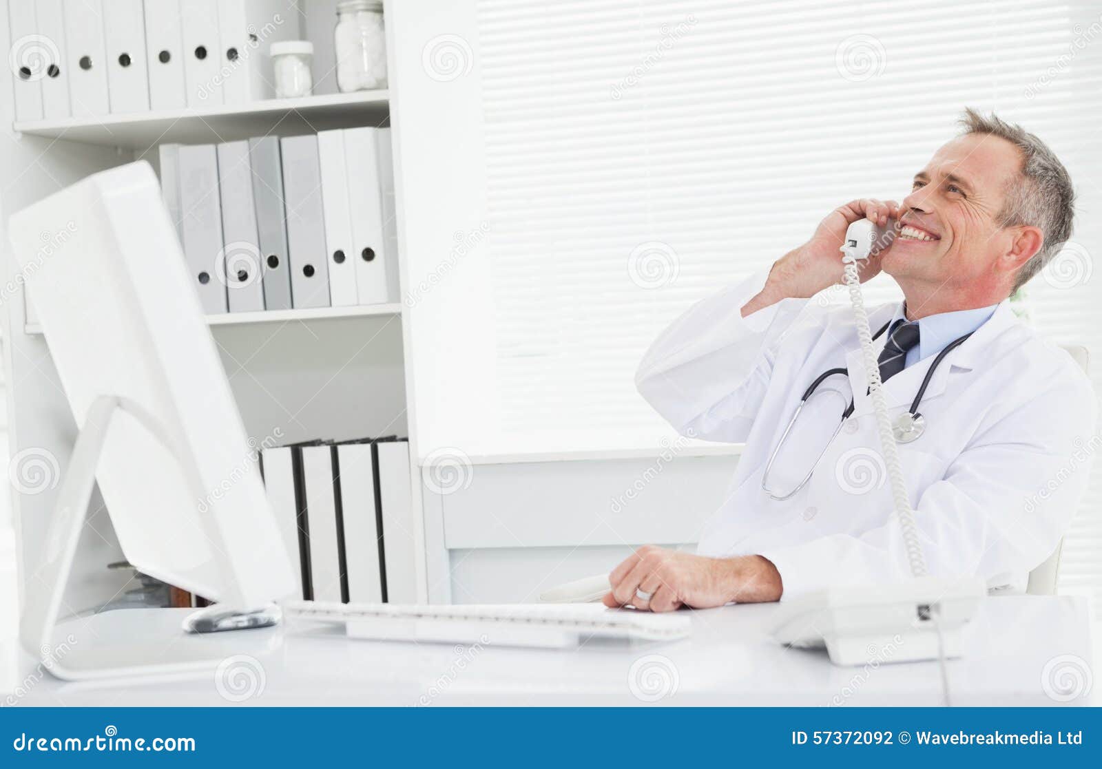 Le Doktorn Som Svarar En Appell Arkivfoto - Bild av skrivbord, längd ...