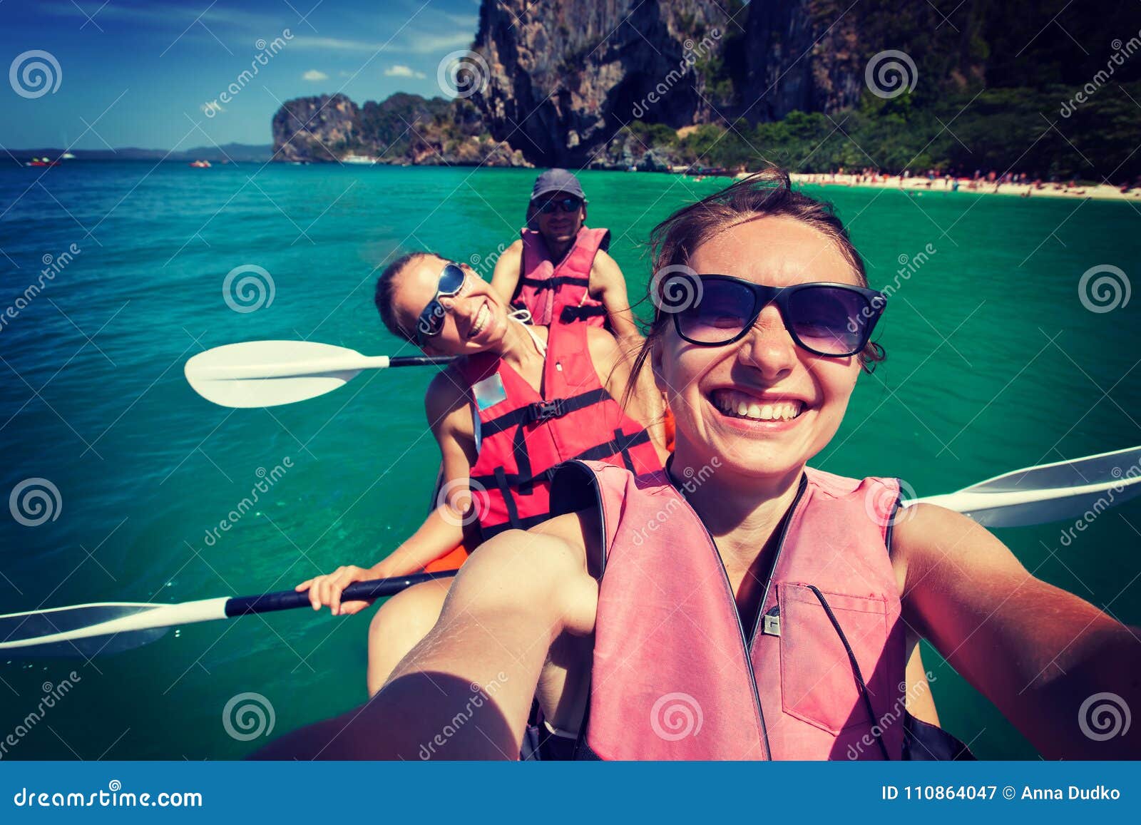 Le Donne Sono Kayak Nel Mare Aperto Alla Riva Di Krabi, Tailandia ... Le Donne Sono Kayak Nel Mare Aperto Alla Riva Di Krabi, Tailandia ...