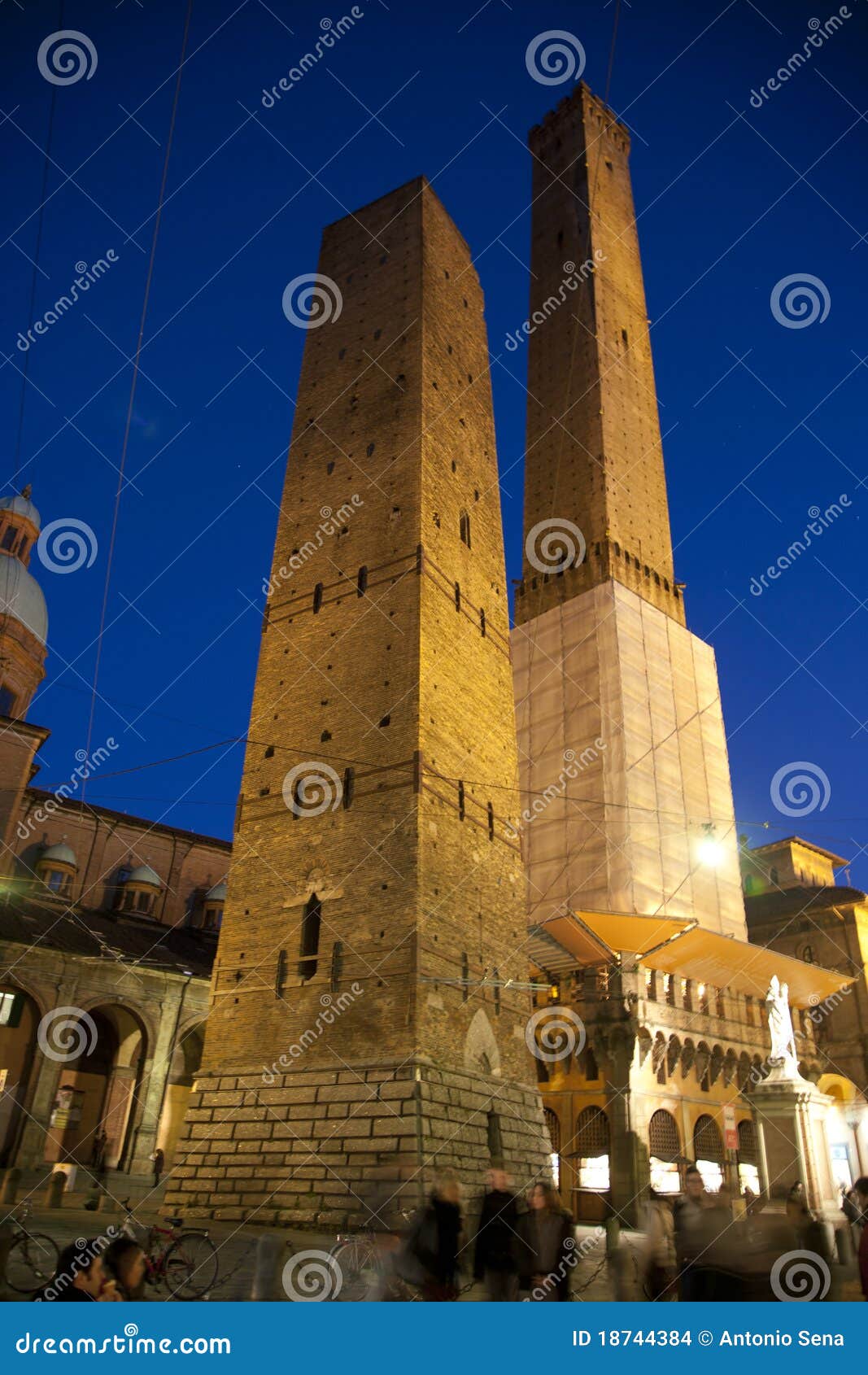 Le Due Torri editorial stock image. Image of garisenda - 18744384