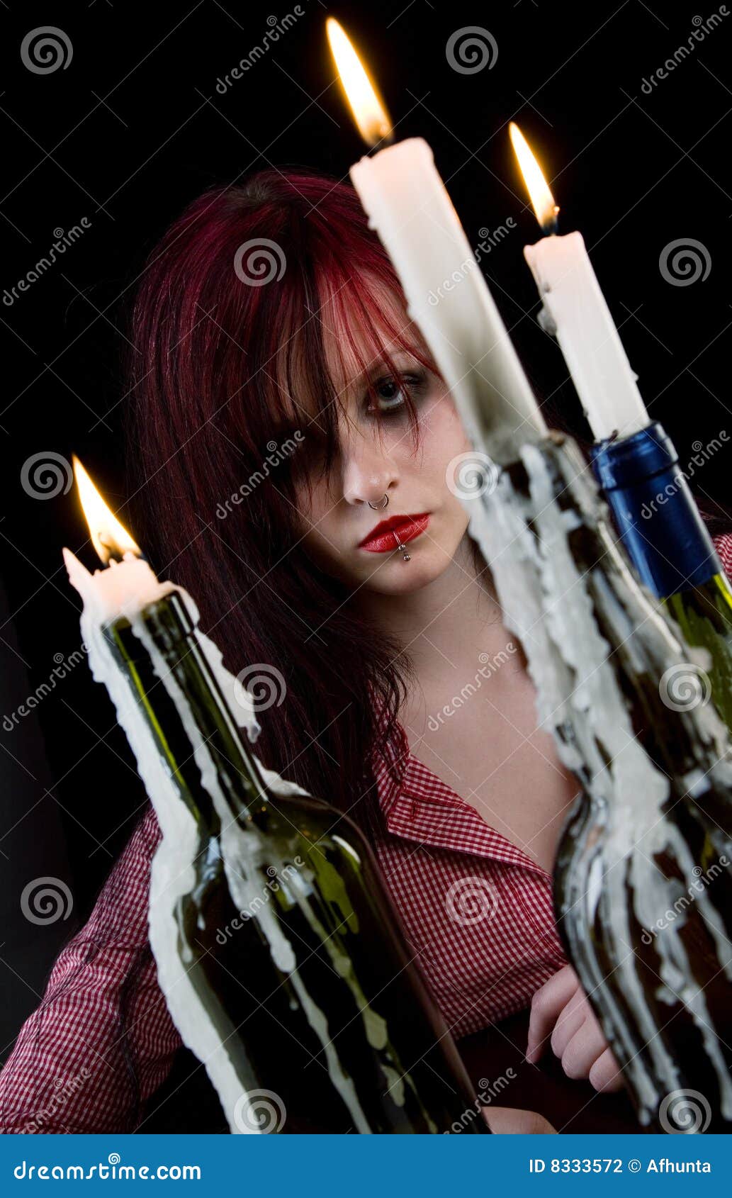 Le femme et les bougies photo stock. Image du gothique - 8333572