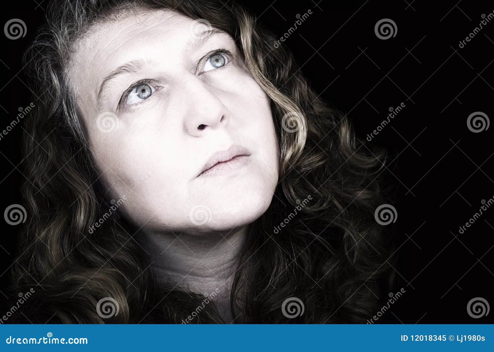 Le Femme Excessif Regarde Le Ciel Image stock - Image du fragile ...