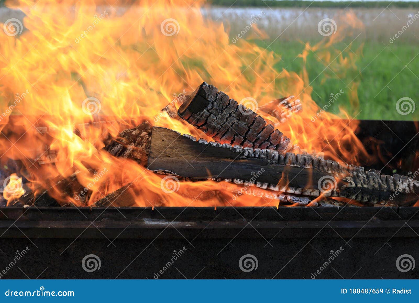 Le feu dans le brasier image stock. Image du extérieur - 188487659